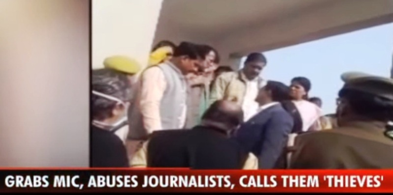 மந்திரிக்கழகு – மொபைலை – பிடுங்கி-மேலே பாய்ந்து, அடிக்க முற்படுவதா ...